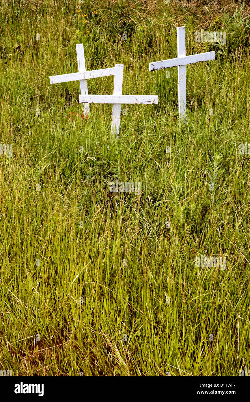 Makeshift roadside memorial to the victims of a deadly car accident ...