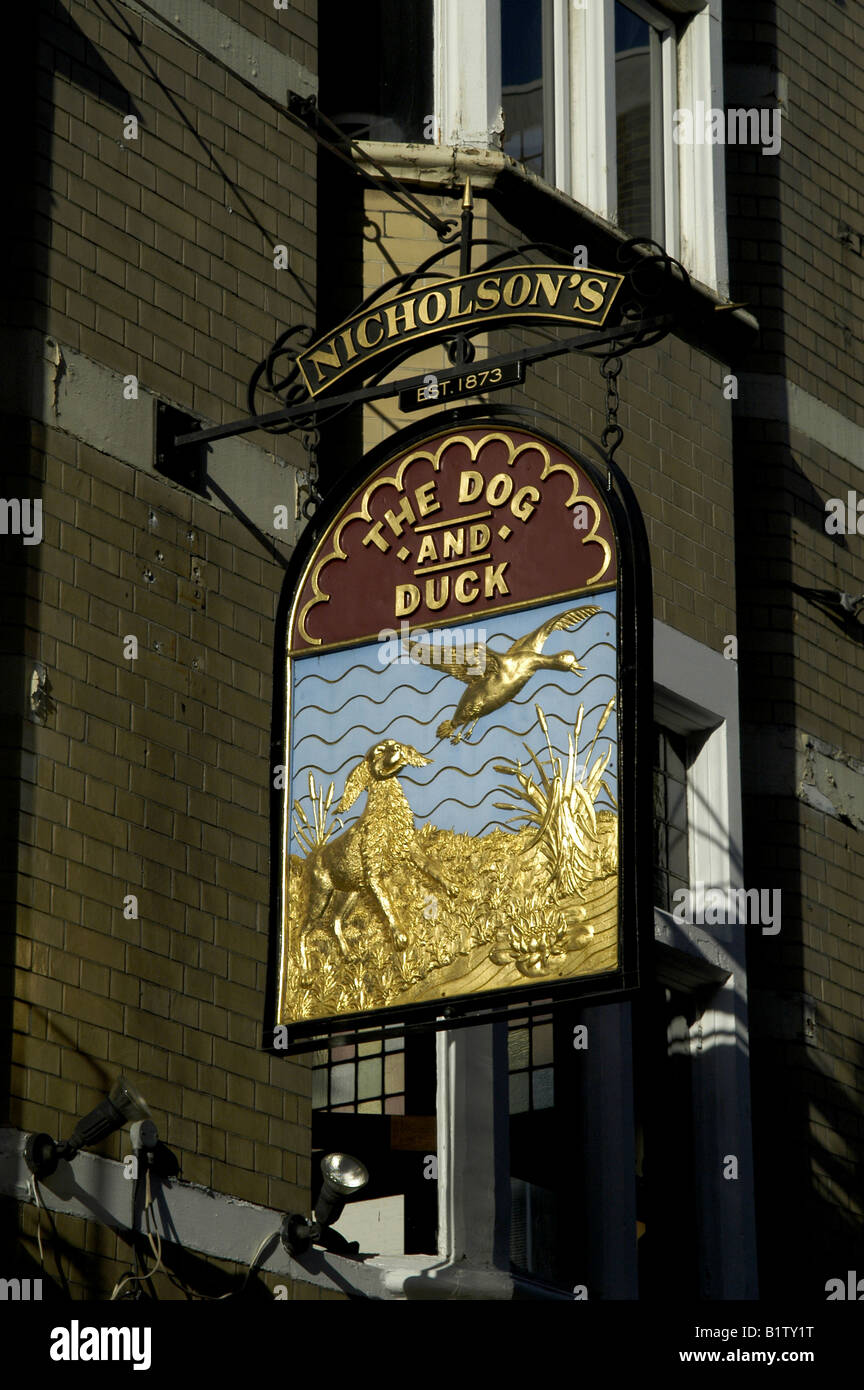 London pub the dog and duck hi-res stock photography and images - Alamy