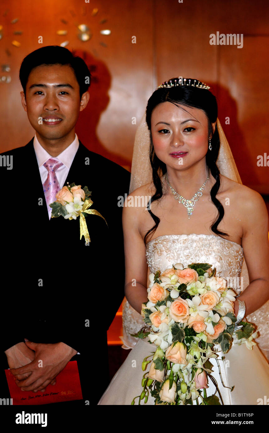 Portrait of a Chinese groom and bride Stock Photo - Alamy