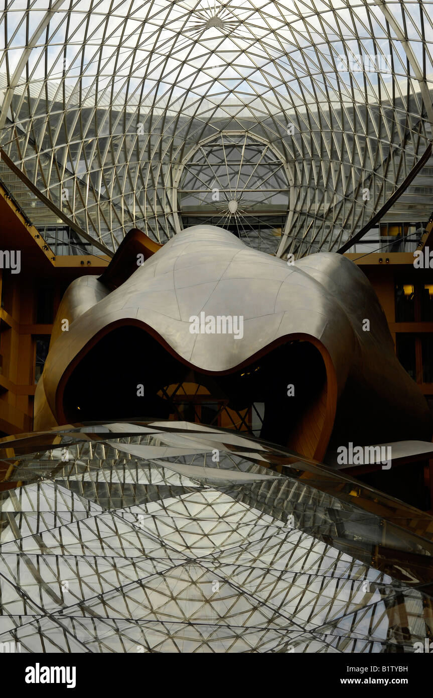 Frank gehry whale titanium sculpture hi-res stock photography and ...
