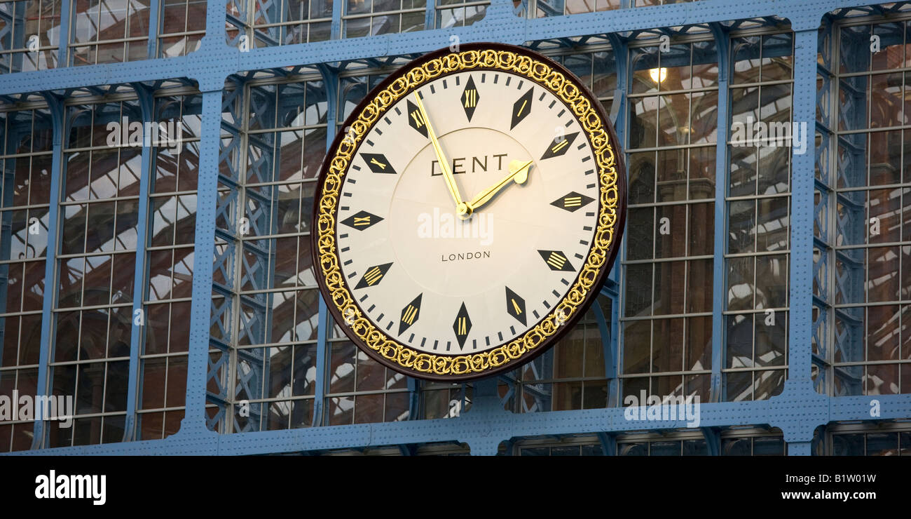 UK London St Pancras clock in station Stock Photo - Alamy