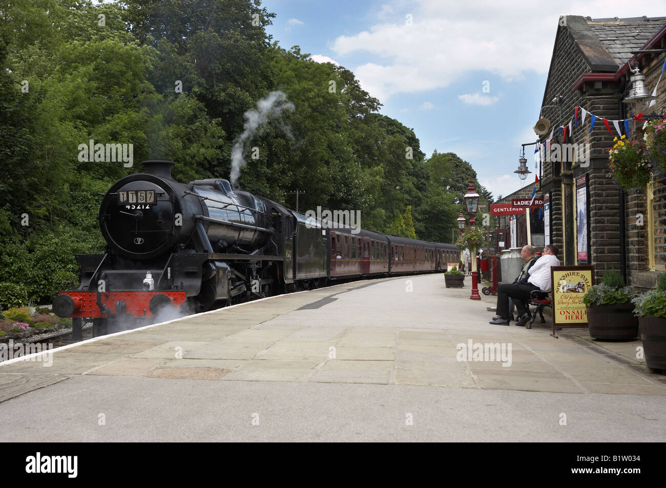 OXENHOPE STATION KEIGHLEY AND WORTH VALLEY STEAM RAILWAY SUMMER ...