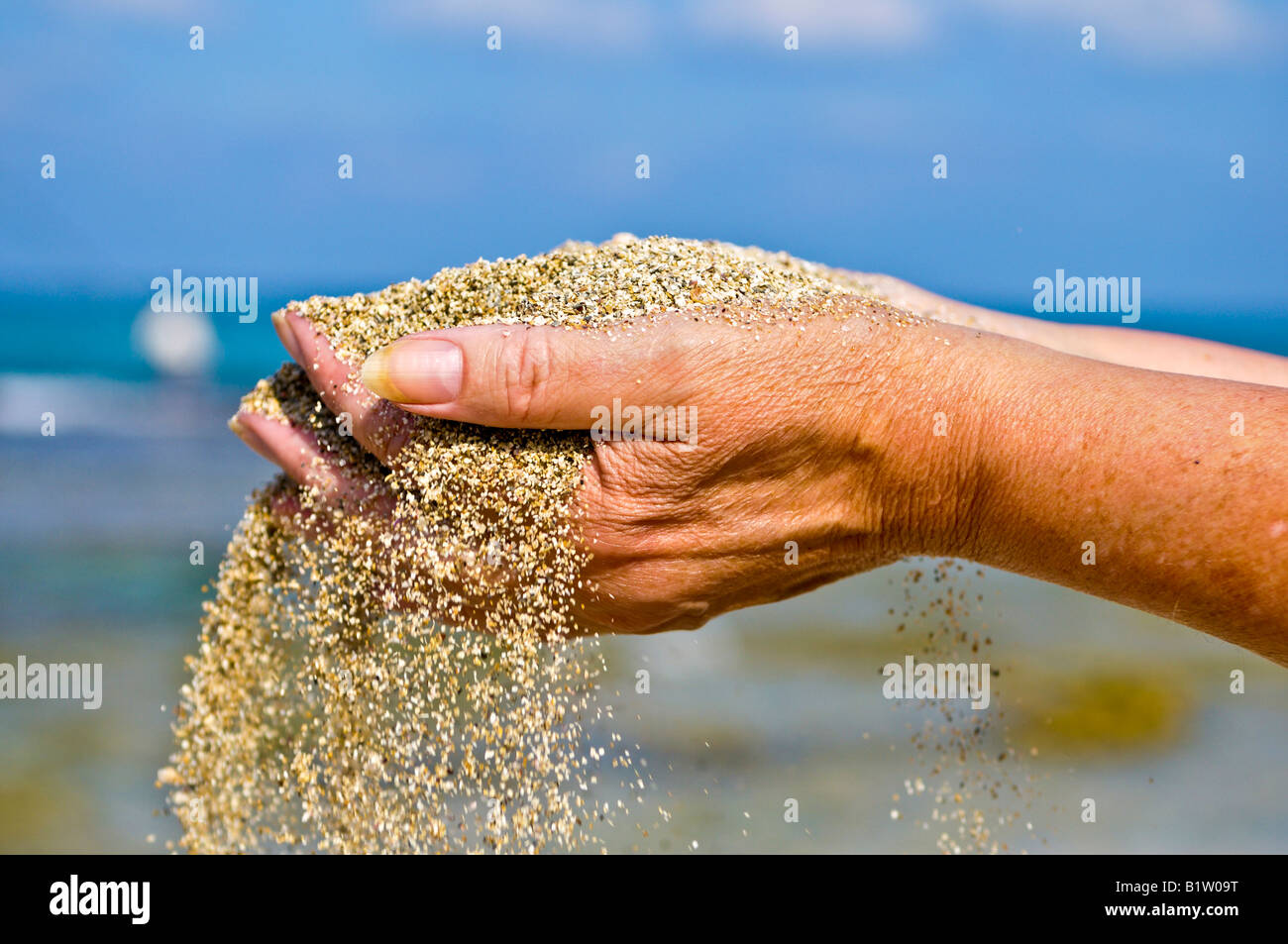 Sand through the fingers hi-res stock photography and images - Alamy