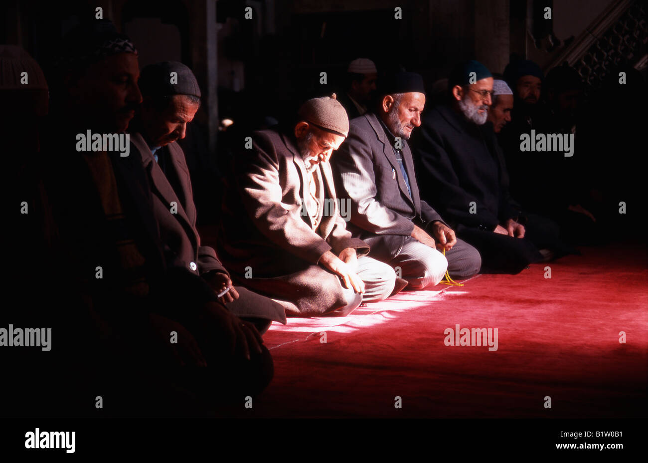 Turkey Istanbul Moslem men praying in a mosque Stock Photo - Alamy