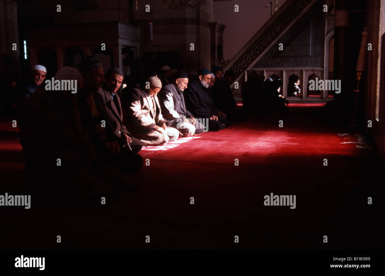 Turkey Istanbul Moslem men praying in a mosque Stock Photo - Alamy