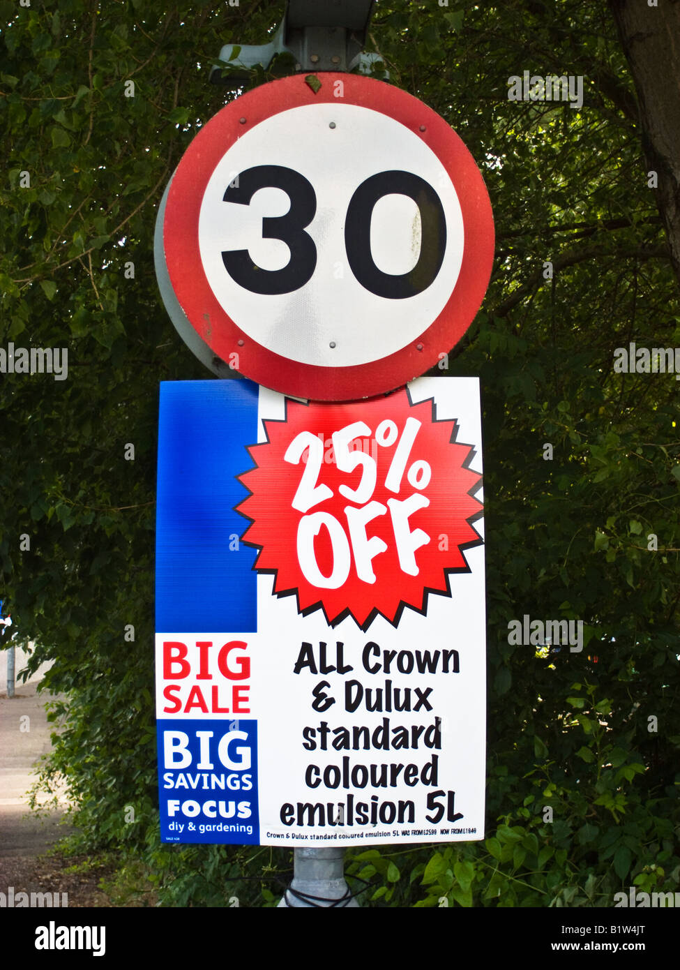 30 mph sign hi-res stock photography and images - Alamy