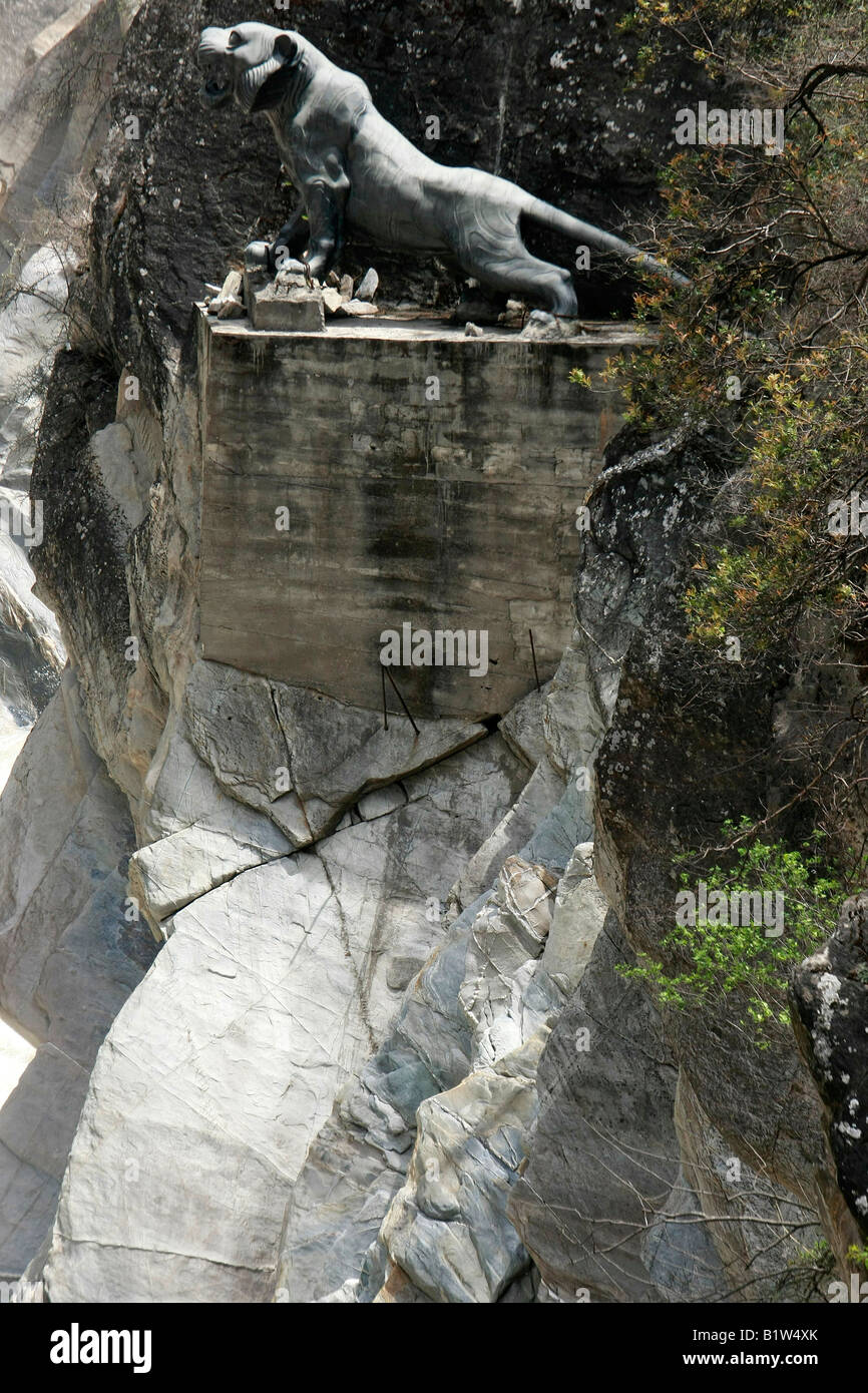 A statue of the leaping tiger at Tiger Leaping Gorge, Yunnan, China ...
