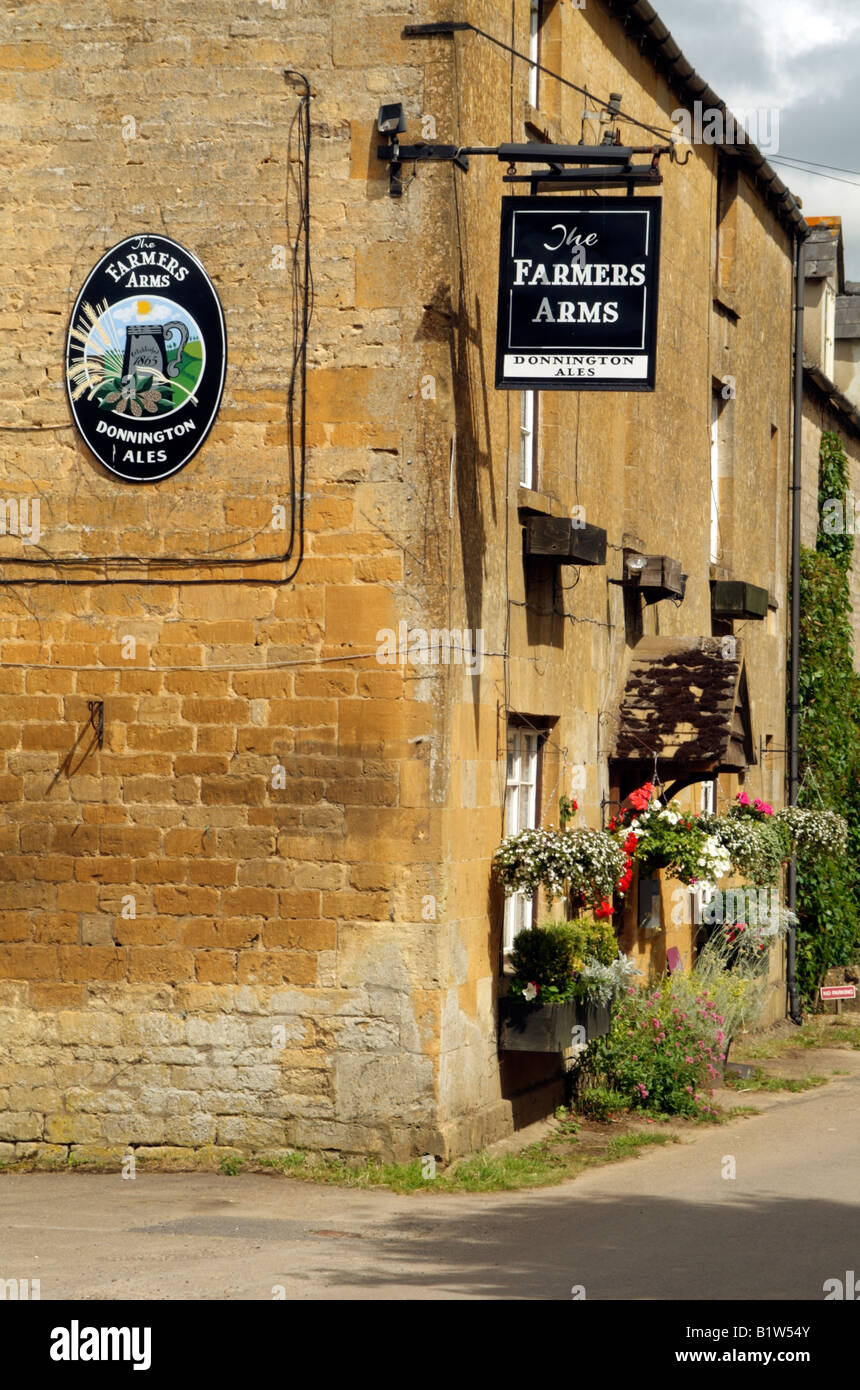 English country pub in the Cotswolds village of Guiting Power ...