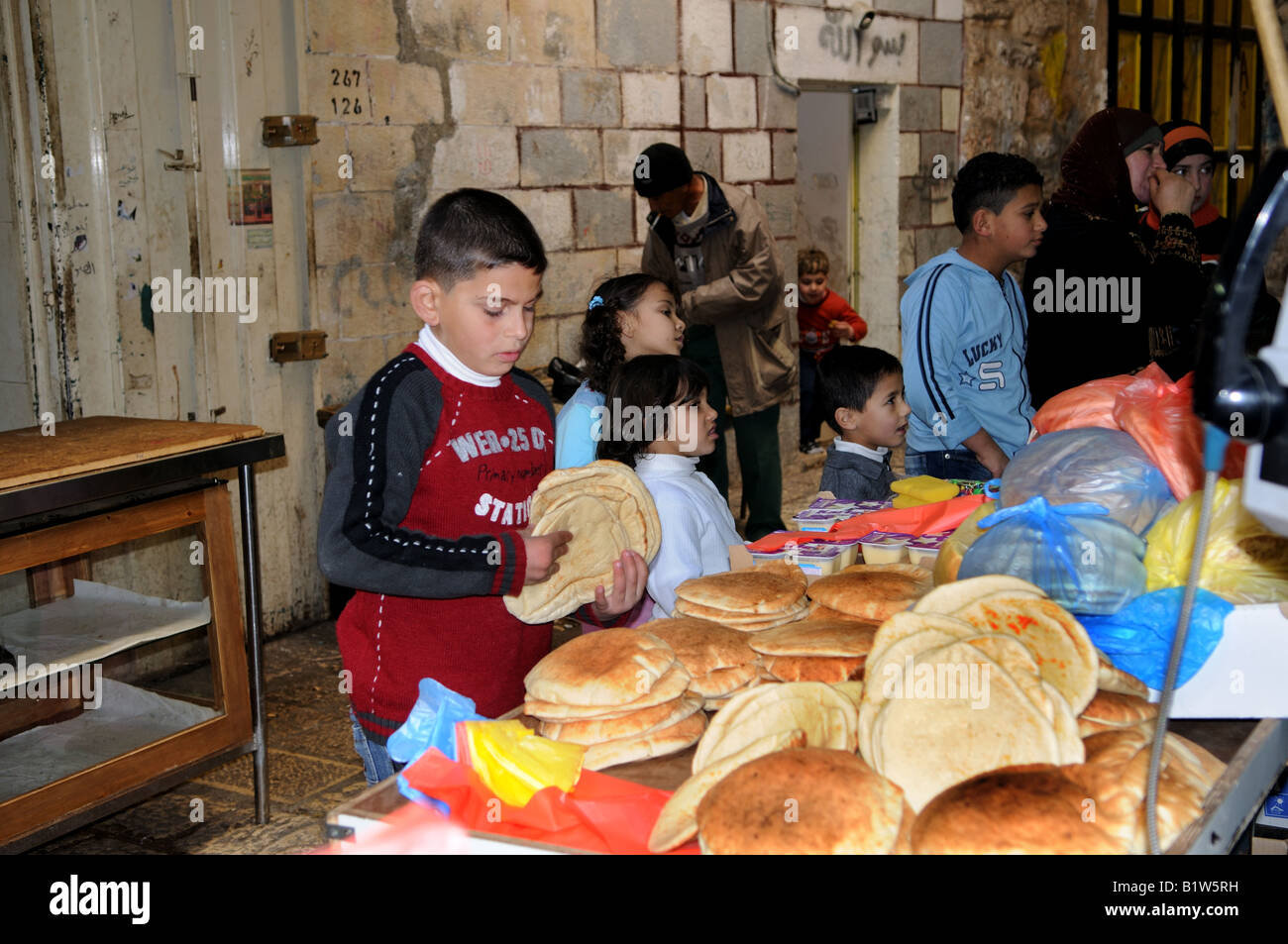 Fresh Pita bread sold in the Muslim quarter Stock Photo - Alamy
