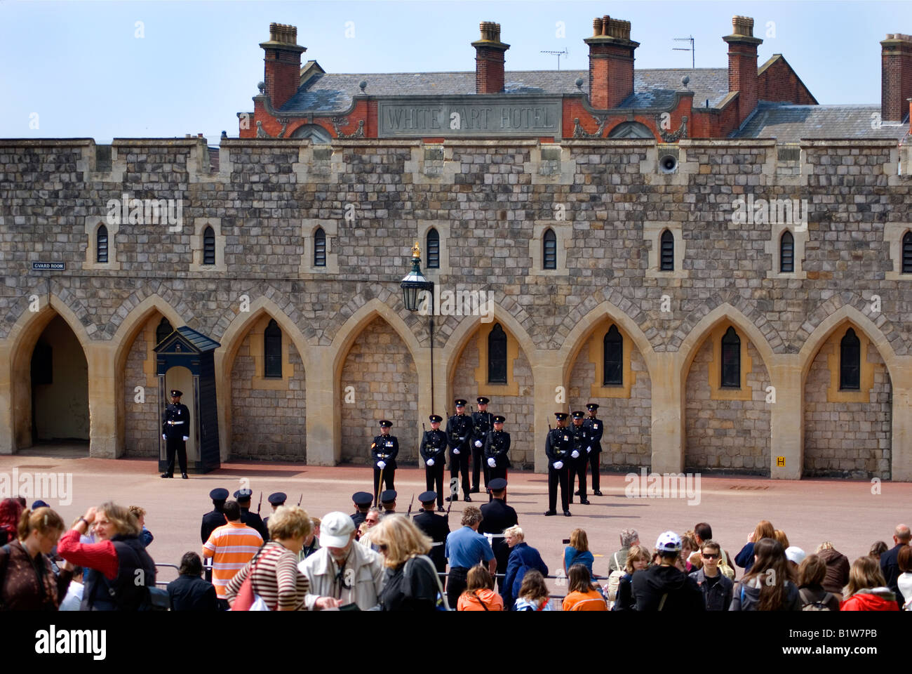 Tourist crowd watching the change of the guards in Windsor Castle ...