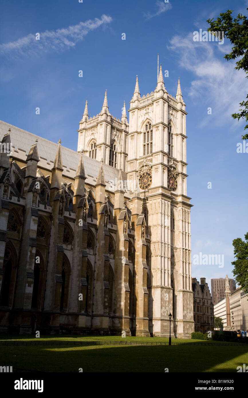 Westminster Abbey's two western towers and nave in the early morning ...