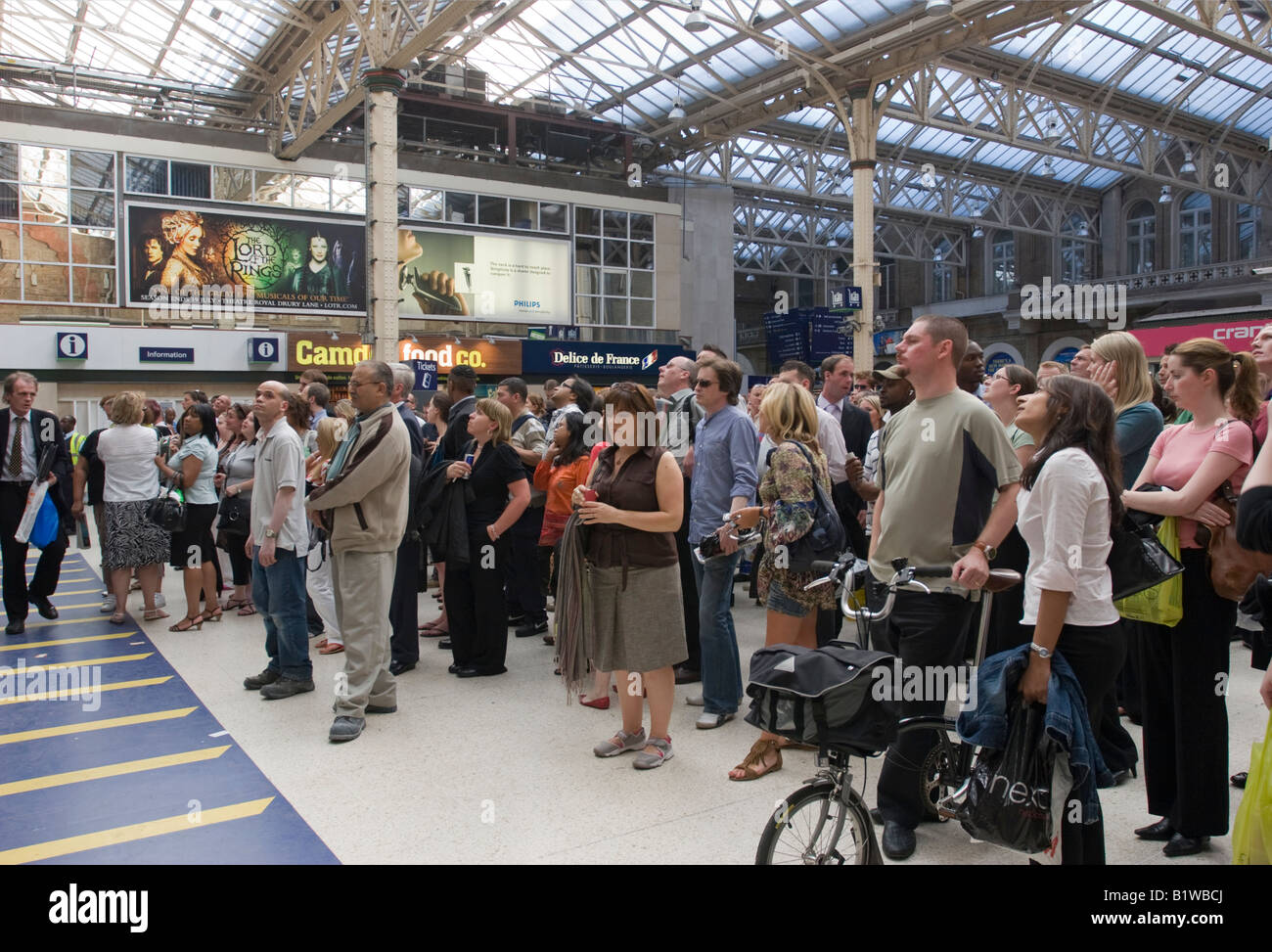 Passenger concourse - evening Rush Hour - Charing Cross Mainline ...