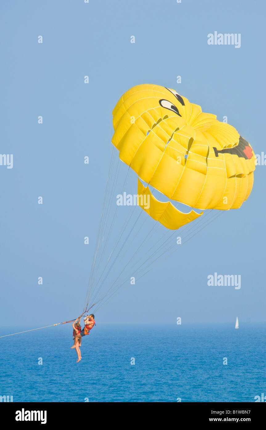 Two parasailing hi-res stock photography and images - Alamy