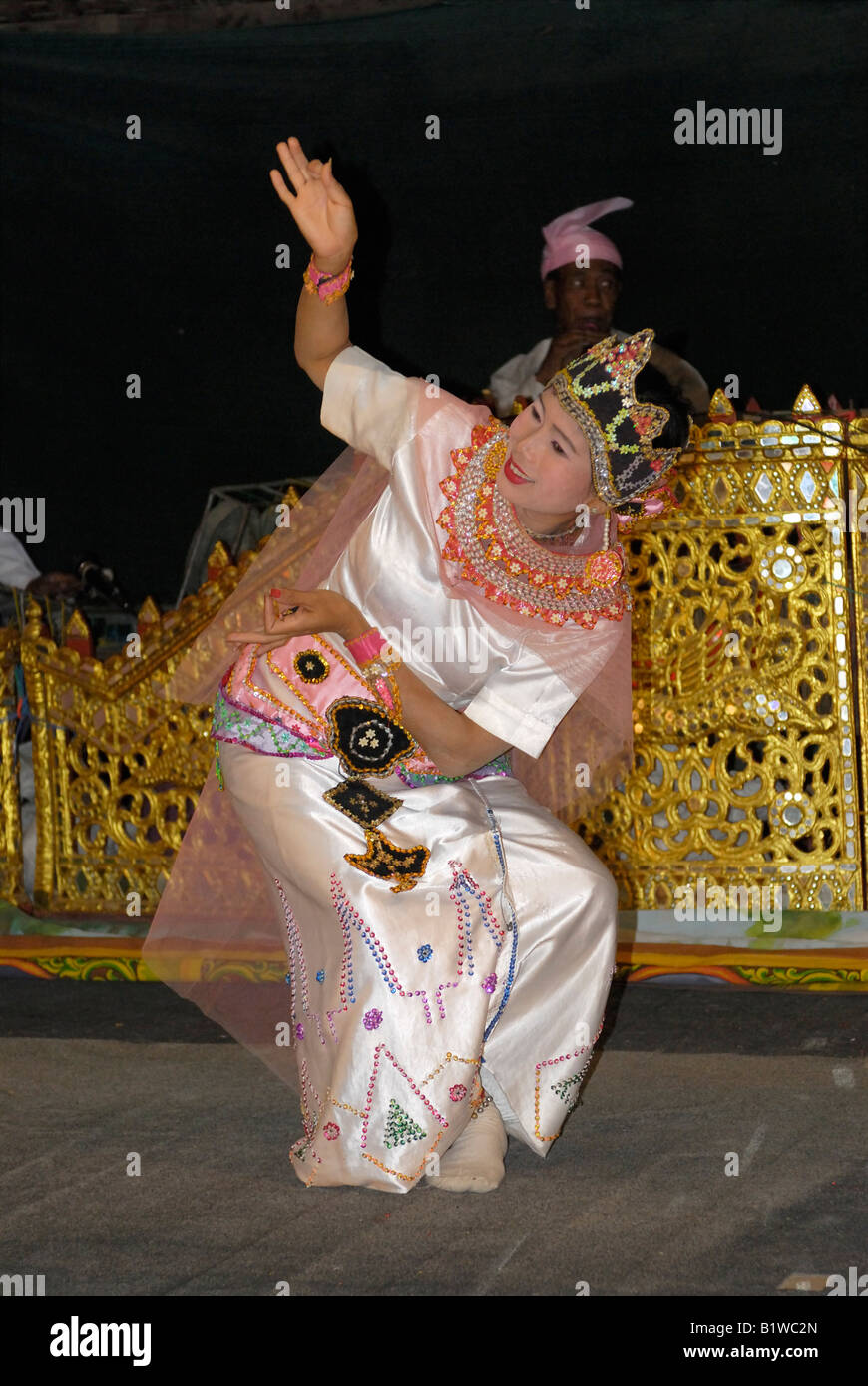 Traditional dance bagan pagan myanmar hi-res stock photography and ...