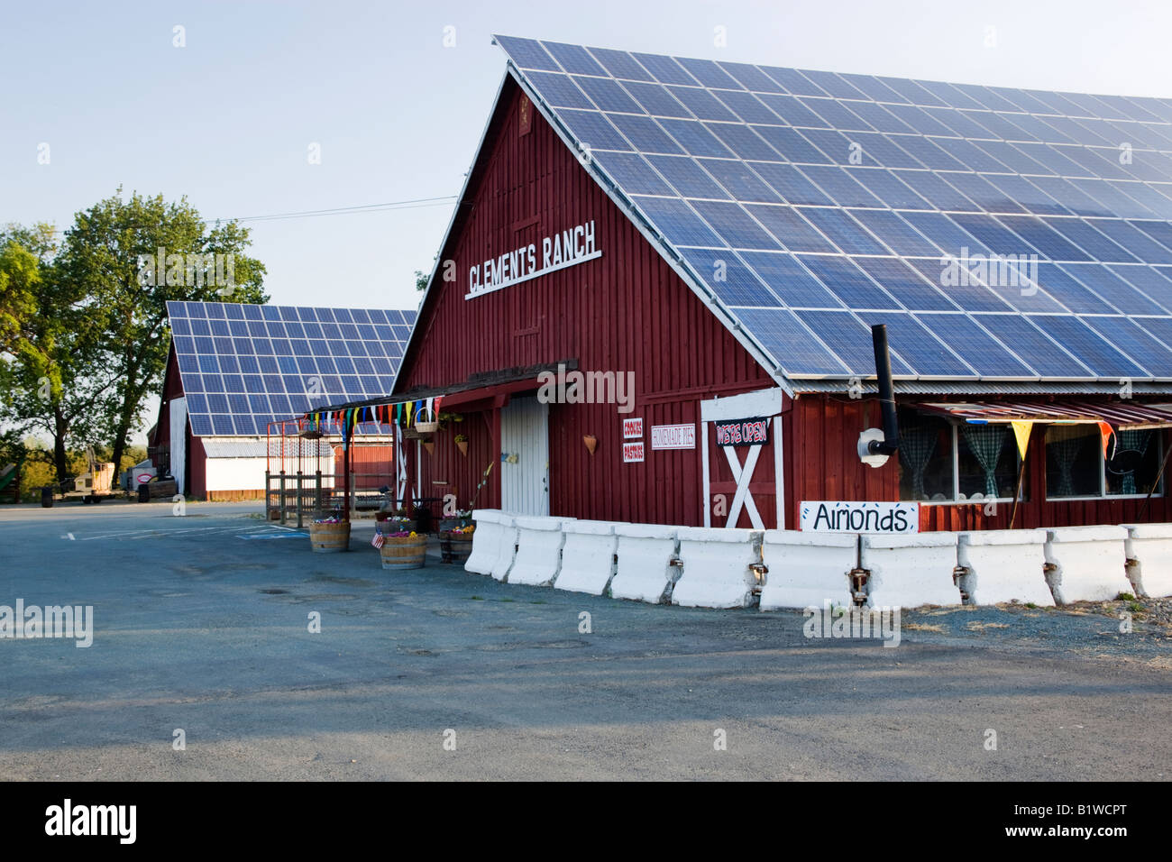 Solar farm renewable energy panels hi-res stock photography and images ...