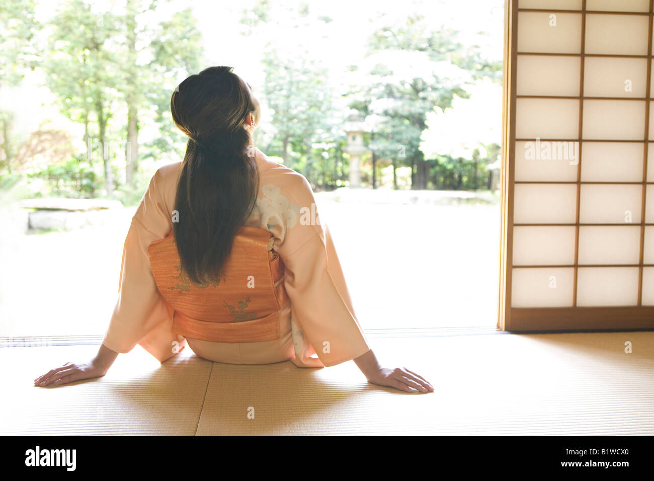 Back figure of Japanese woman wearing kimono Stock Photo - Alamy