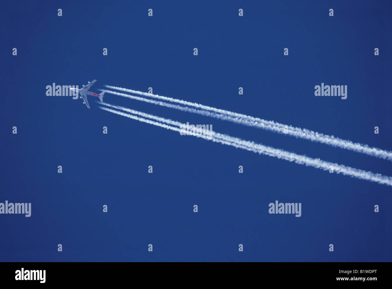 Jet with vapor trail emission of carbon dioxide trace de condensation d ...