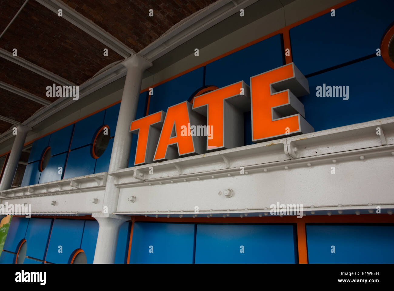 Tate Modern at Liverpool signage Stock Photo - Alamy