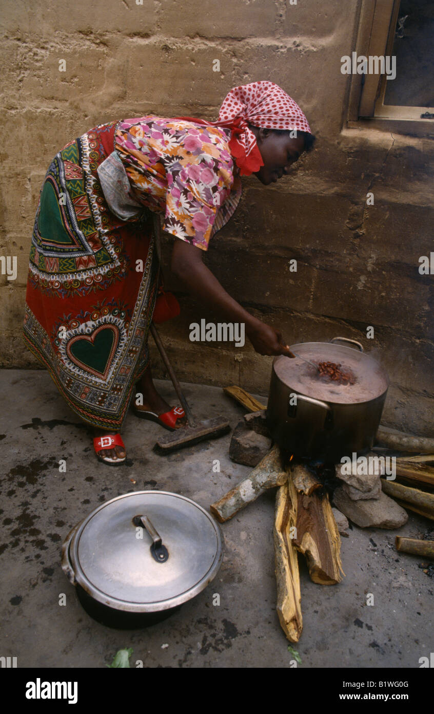 Cooking over open fire, africa hi-res stock photography and images - Alamy