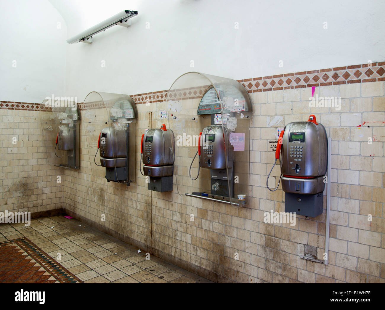 Public telephone boxes hi-res stock photography and images - Alamy