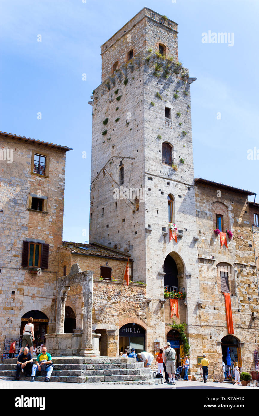 ITALY Tuscany San Gimignano People gathering around well in Piazza ...