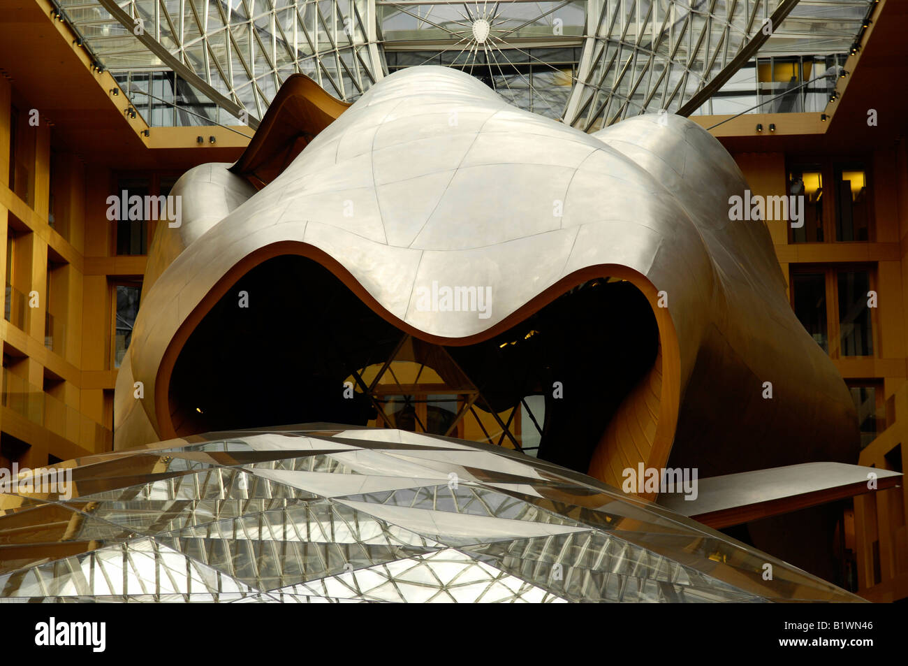Frank gehry whale titanium sculpture hi-res stock photography and ...