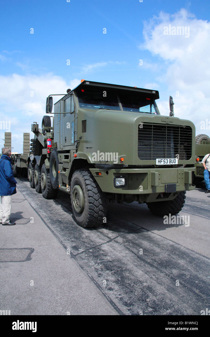 Oshkosh HET tank transporter tractor with King trailer Stock Photo - Alamy