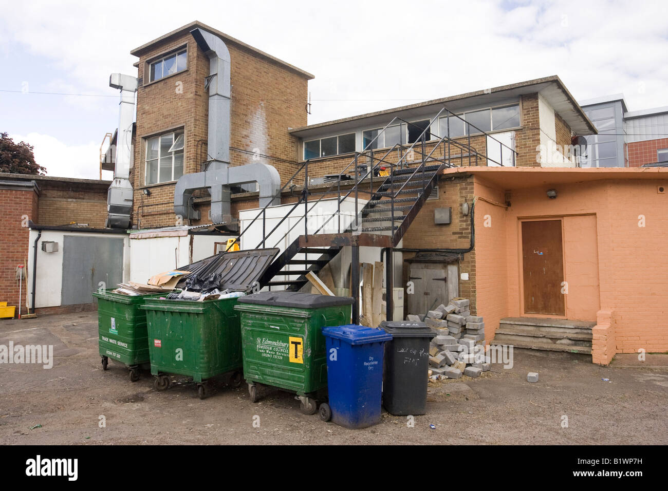 Waste bin restaurant hi-res stock photography and images - Alamy