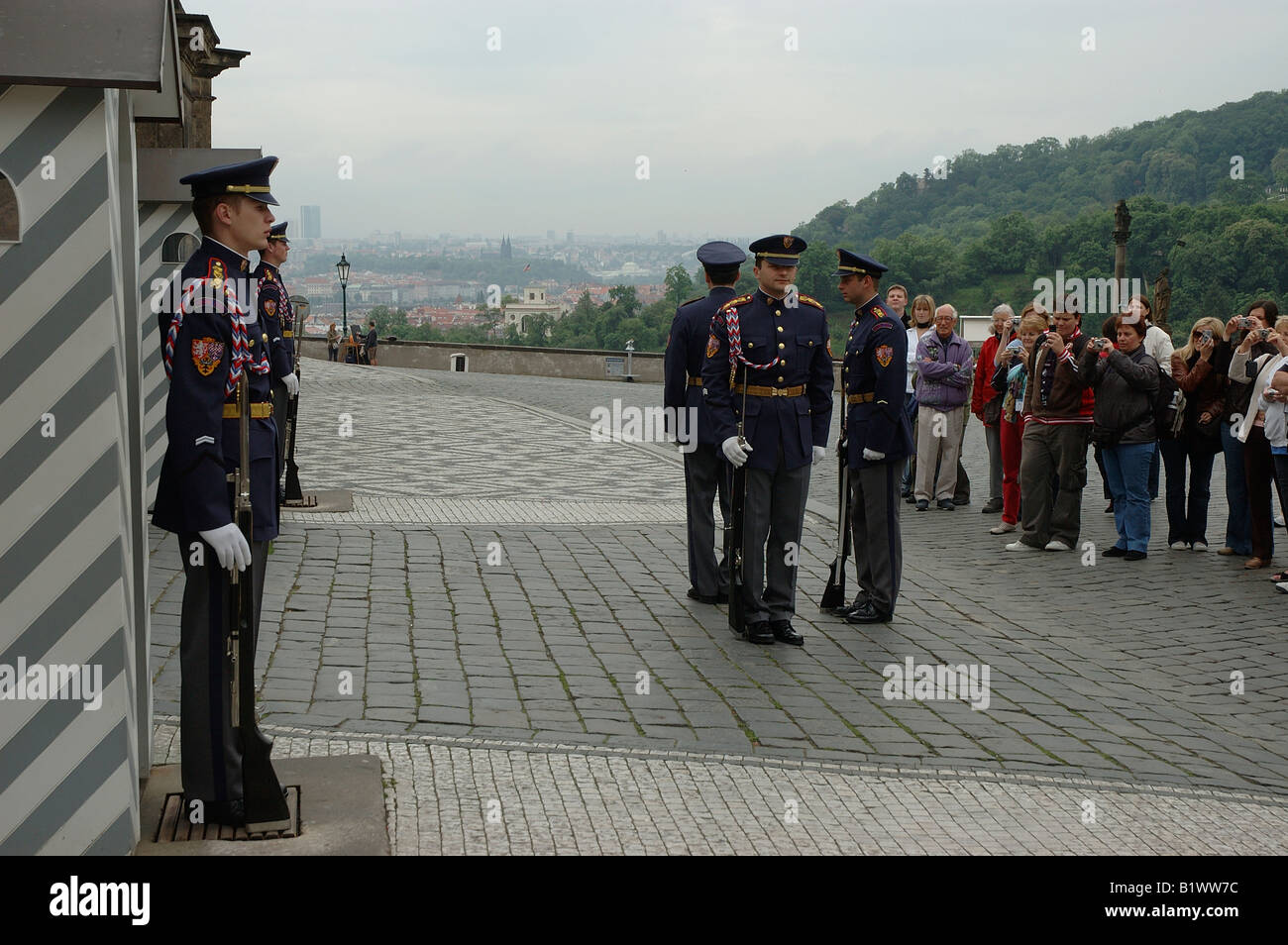 Guards at castle hi-res stock photography and images - Alamy