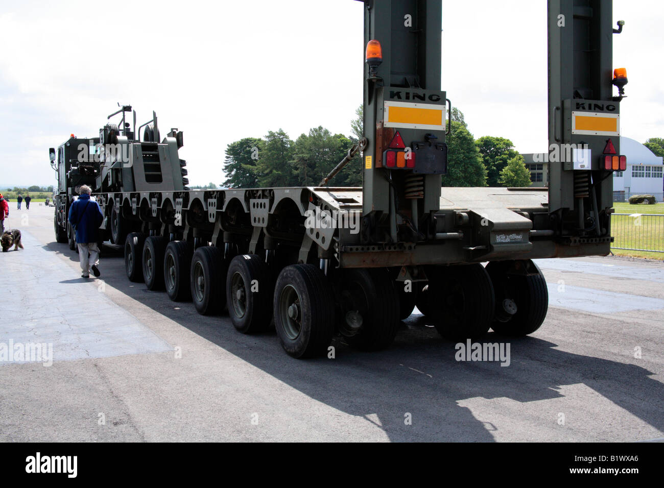 Oshkosh HET tank transporter tractor with King trailer Stock Photo - Alamy