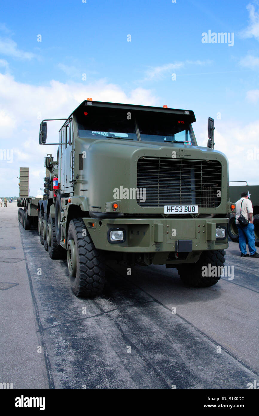 Oshkosh HET tank transporter tractor with King trailer Stock Photo - Alamy