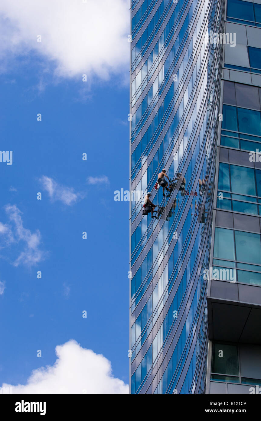 Twa men cleaning windows skyscraper hi-res stock photography and images ...