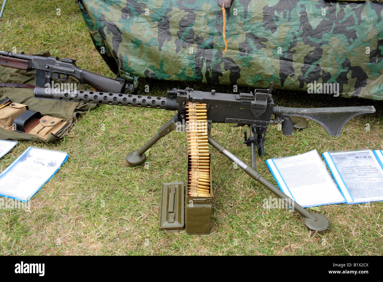 Machine gun displayed on field mount Stock Photo - Alamy
