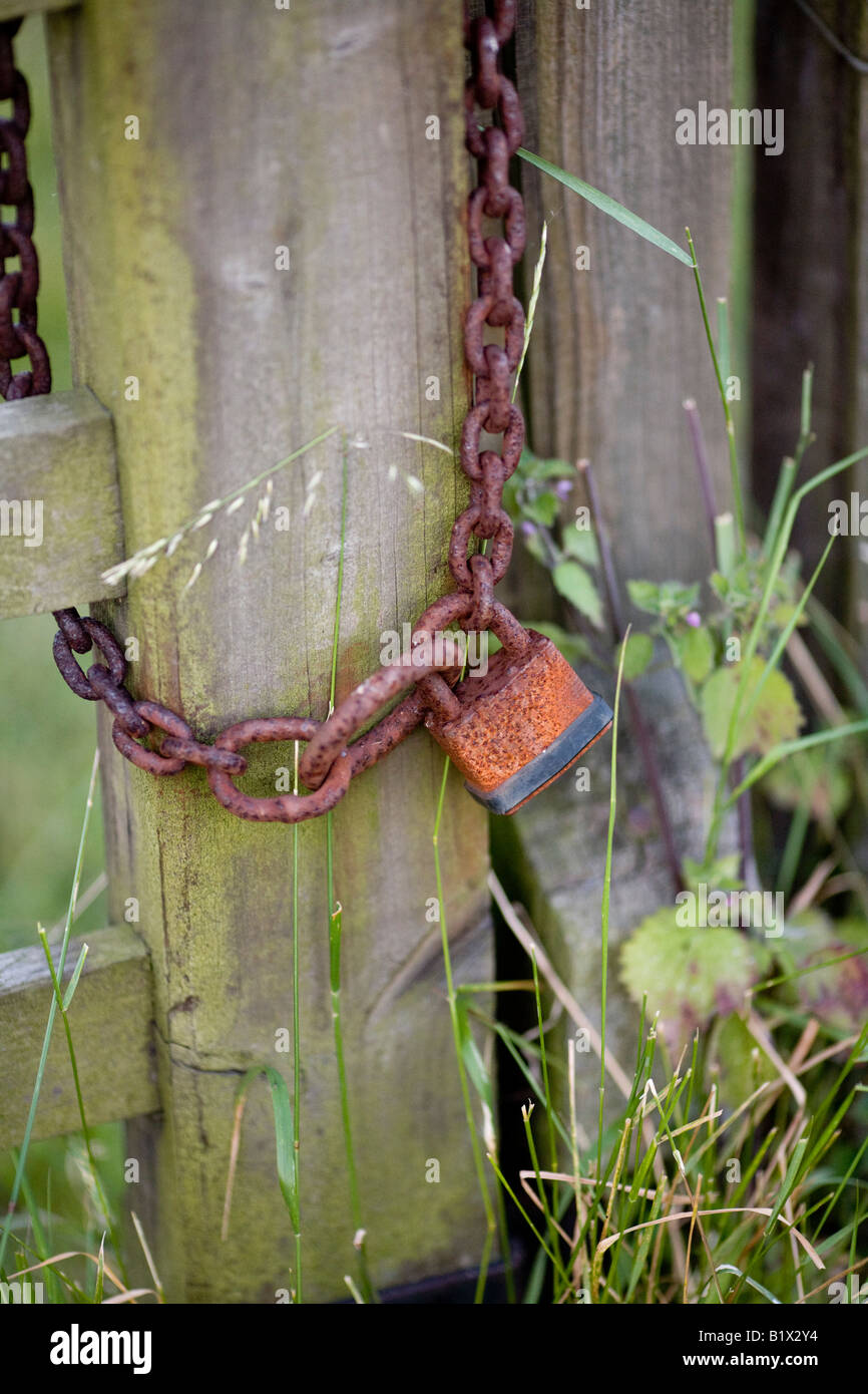 Chain and padlock to keep a gate shut Stock Photo - Alamy