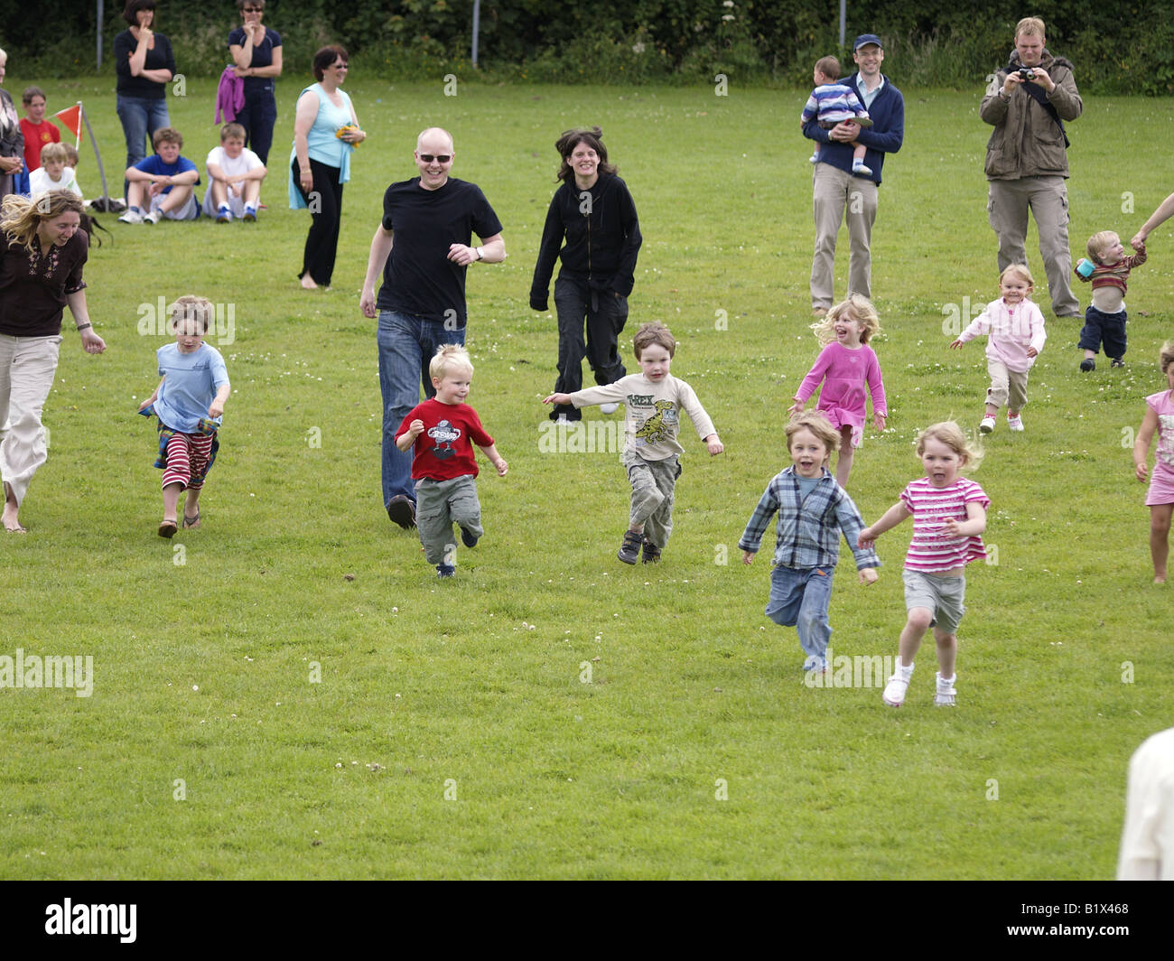 Toddler / pre school children racing in a fun day event Stock Photo - Alamy