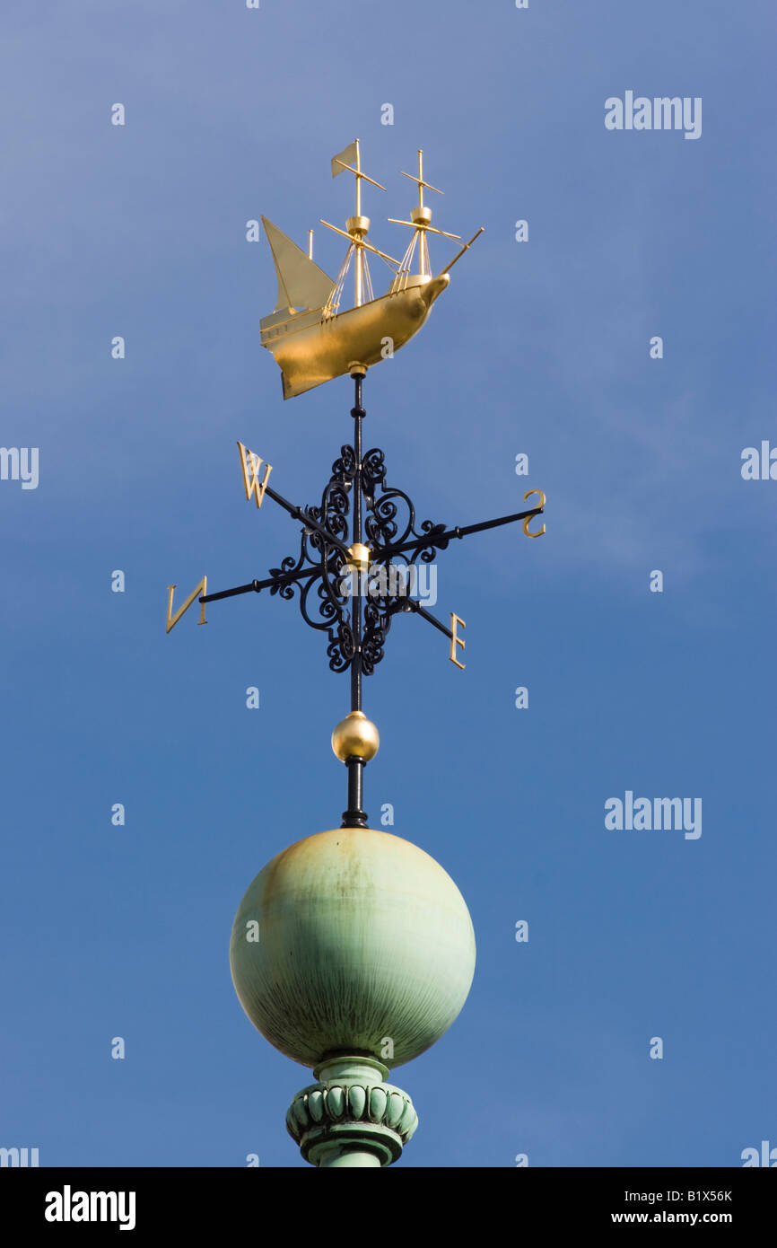 Gold weather vane hi-res stock photography and images - Alamy