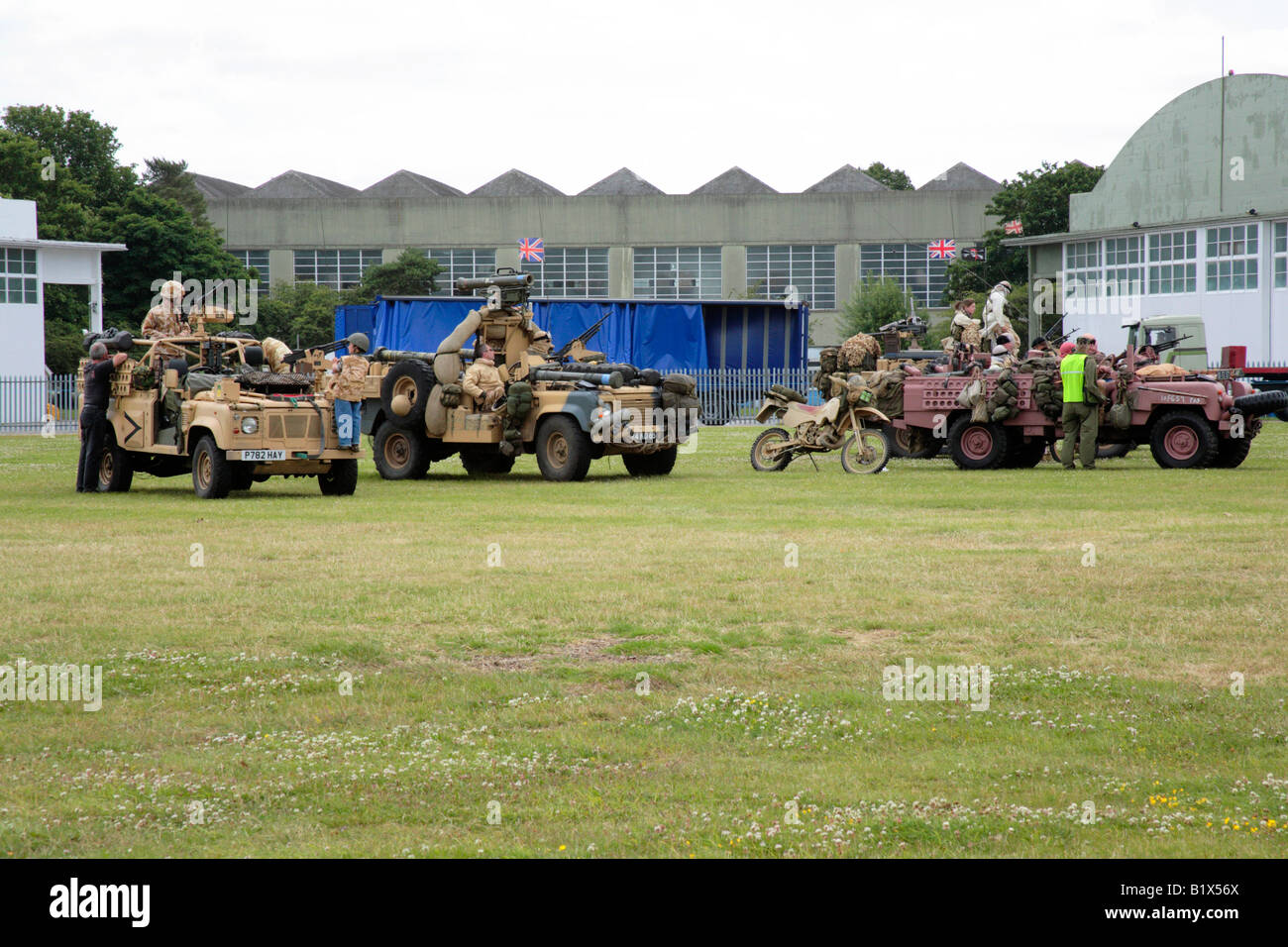 SAS vehicles (Land Rover) 4x4 in action Stock Photo - Alamy