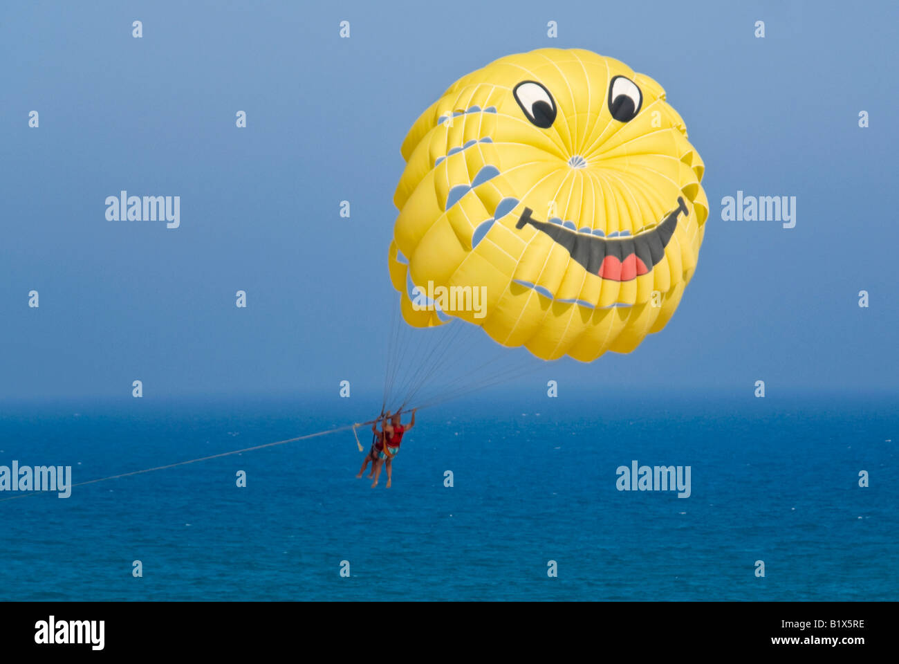 Two parasailing hi-res stock photography and images - Alamy