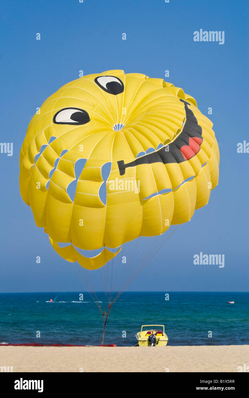Parachute parascending hi-res stock photography and images - Alamy