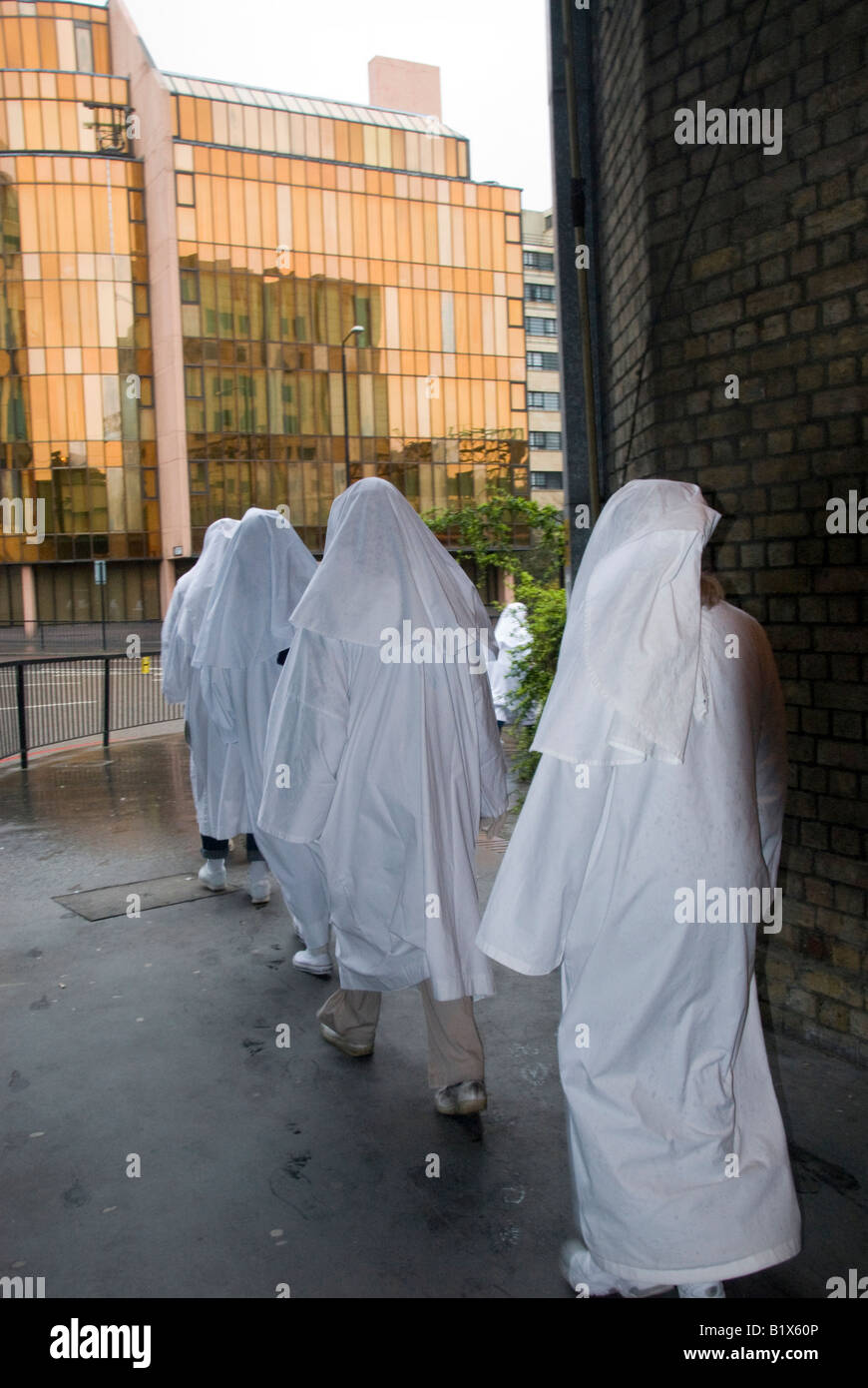 Druids from the Druid Order process through London streets after Spring ...