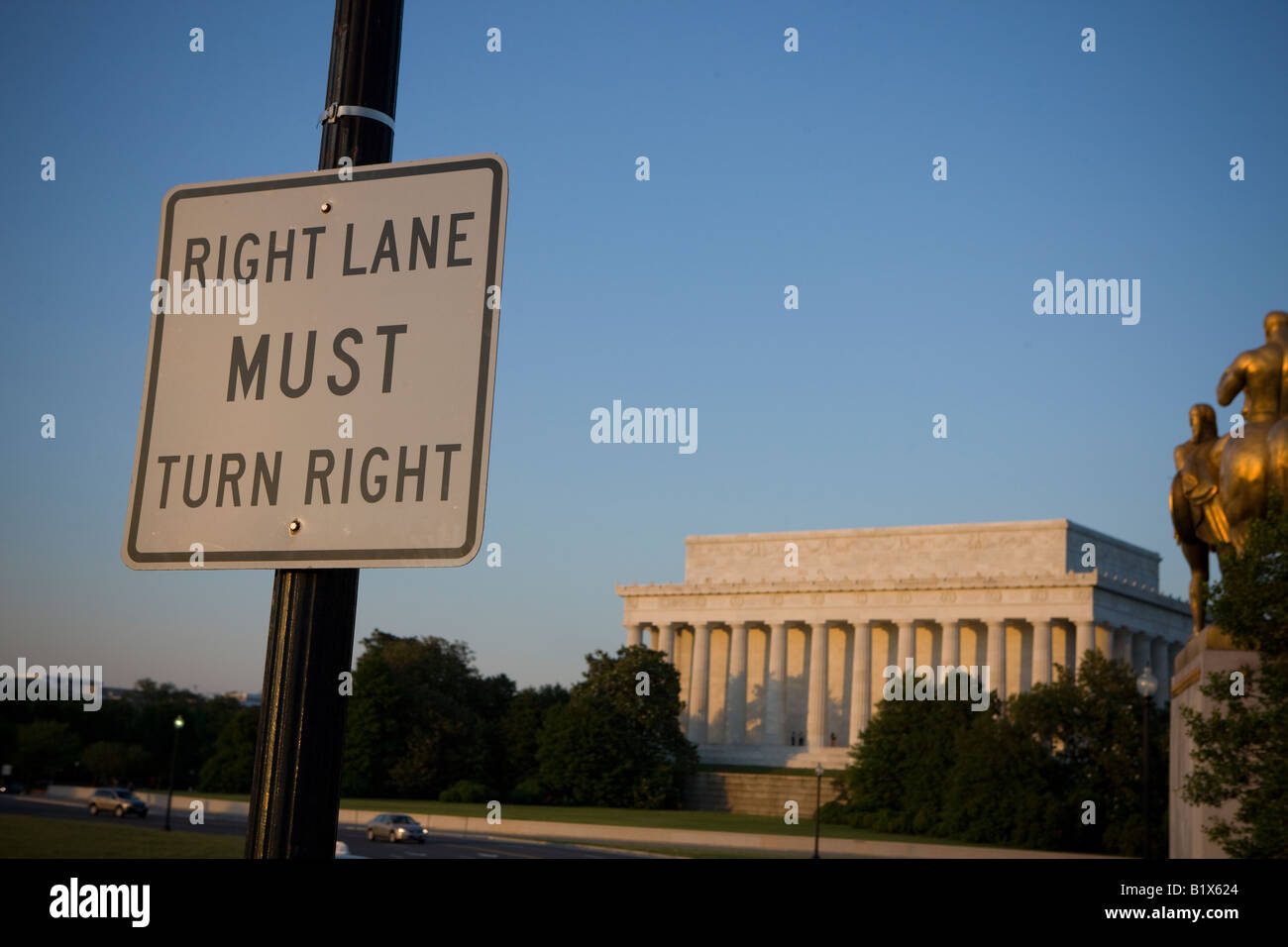 Arlington memorial bridge traffic hi-res stock photography and images ...