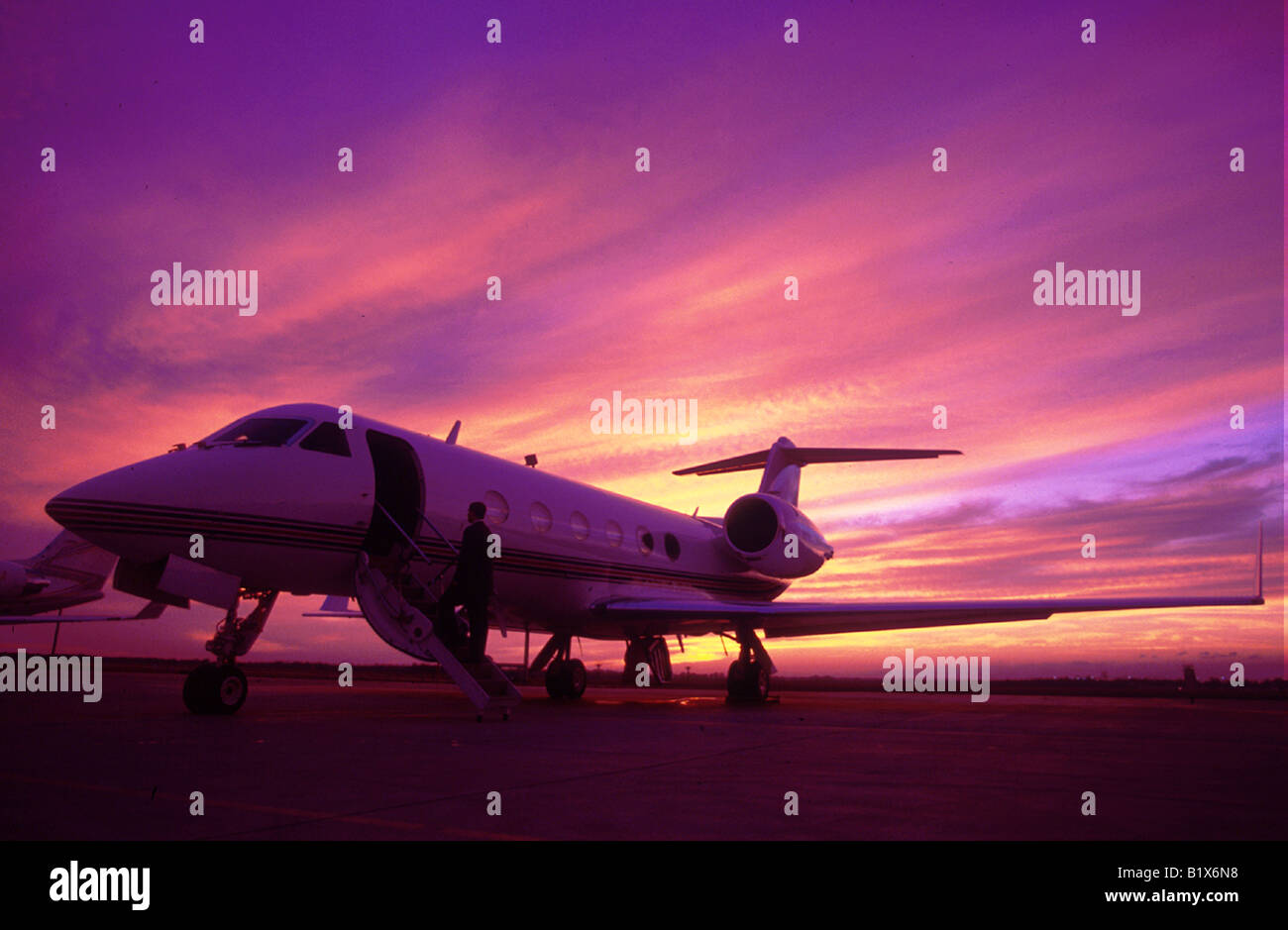 Private jet sunset hi-res stock photography and images - Alamy