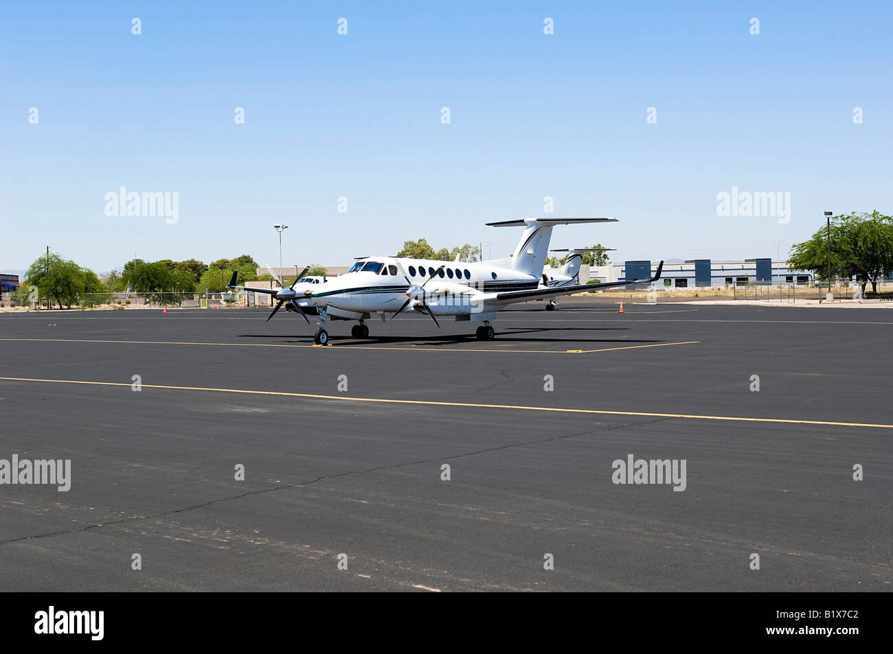 Multiengine aircraft hi-res stock photography and images - Alamy