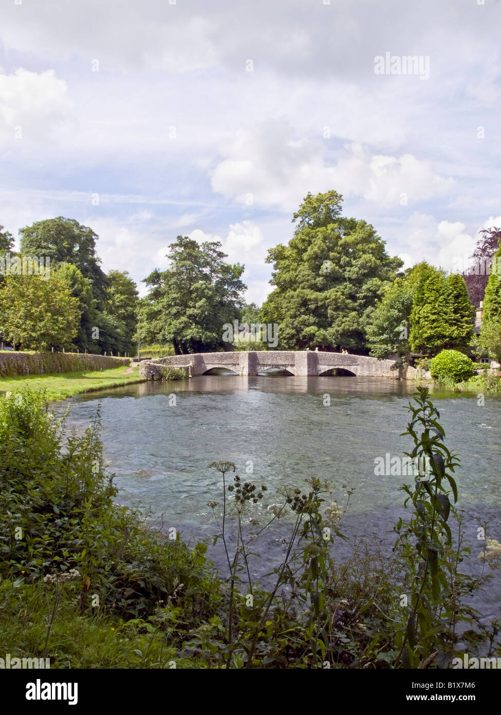 Peak district summer stone bridge hi-res stock photography and images ...