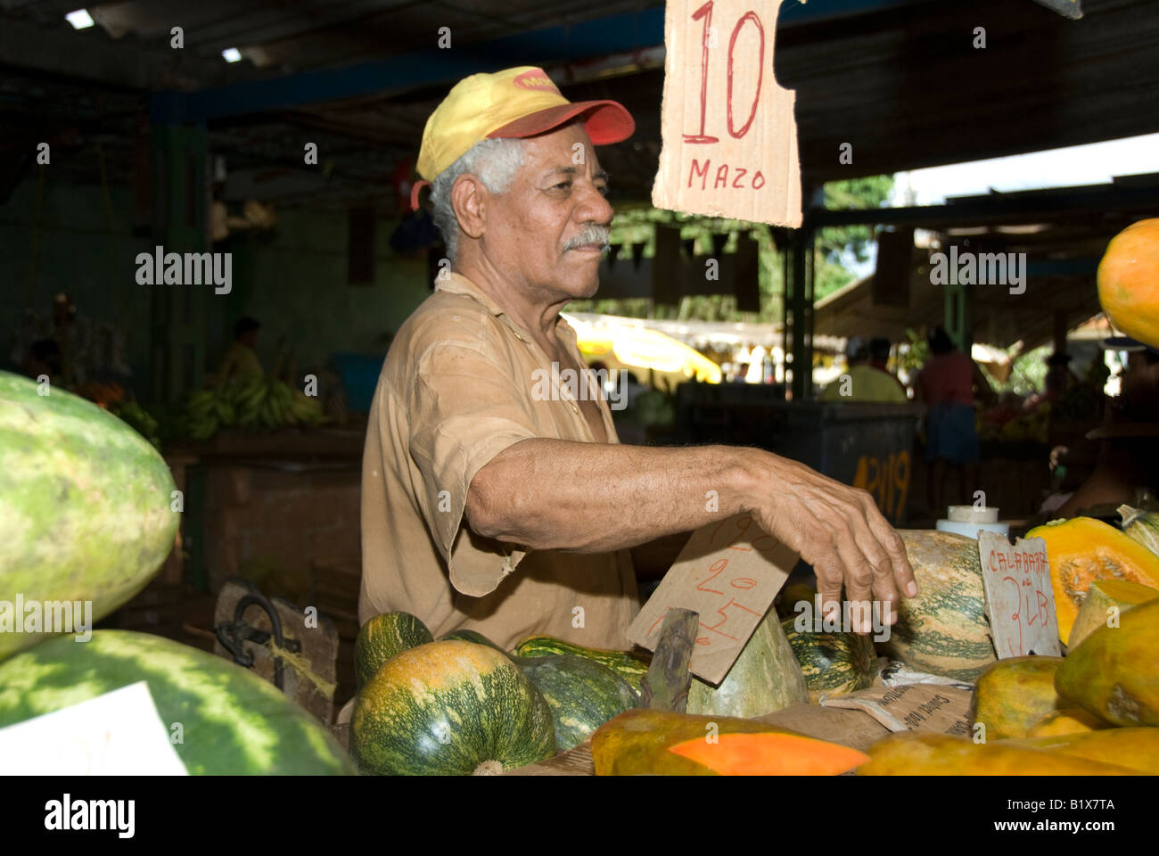 Food market cuba hi-res stock photography and images - Alamy