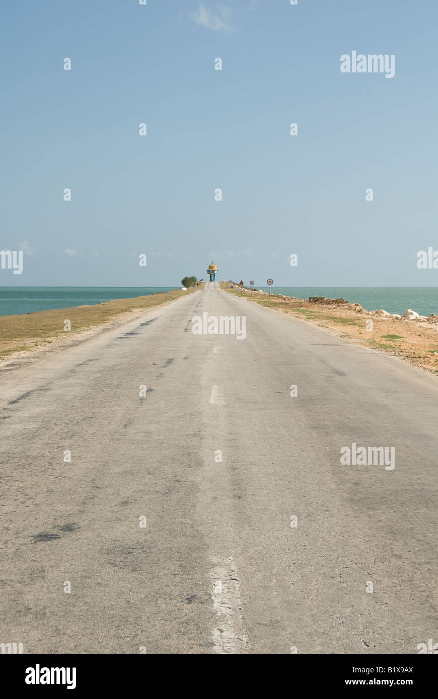Straight road into horizon hi-res stock photography and images - Alamy