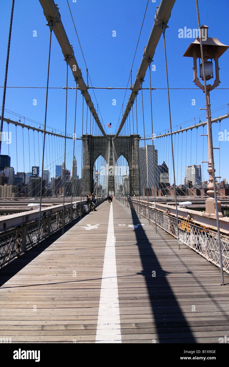 Usa the manhattan bridge walkway hi-res stock photography and images ...