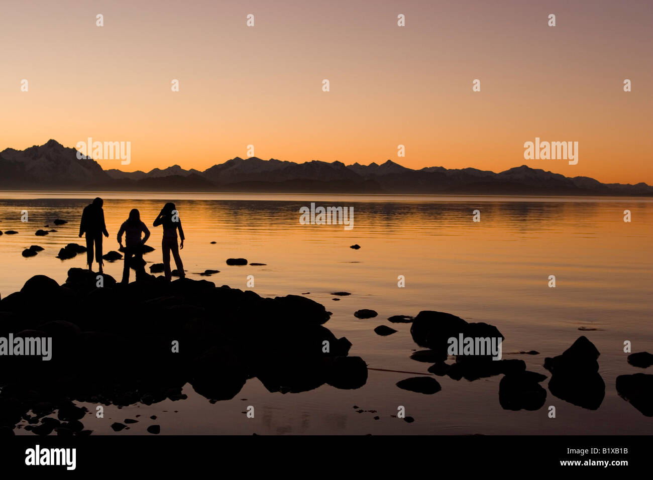 Children watching horizon hi-res stock photography and images - Alamy