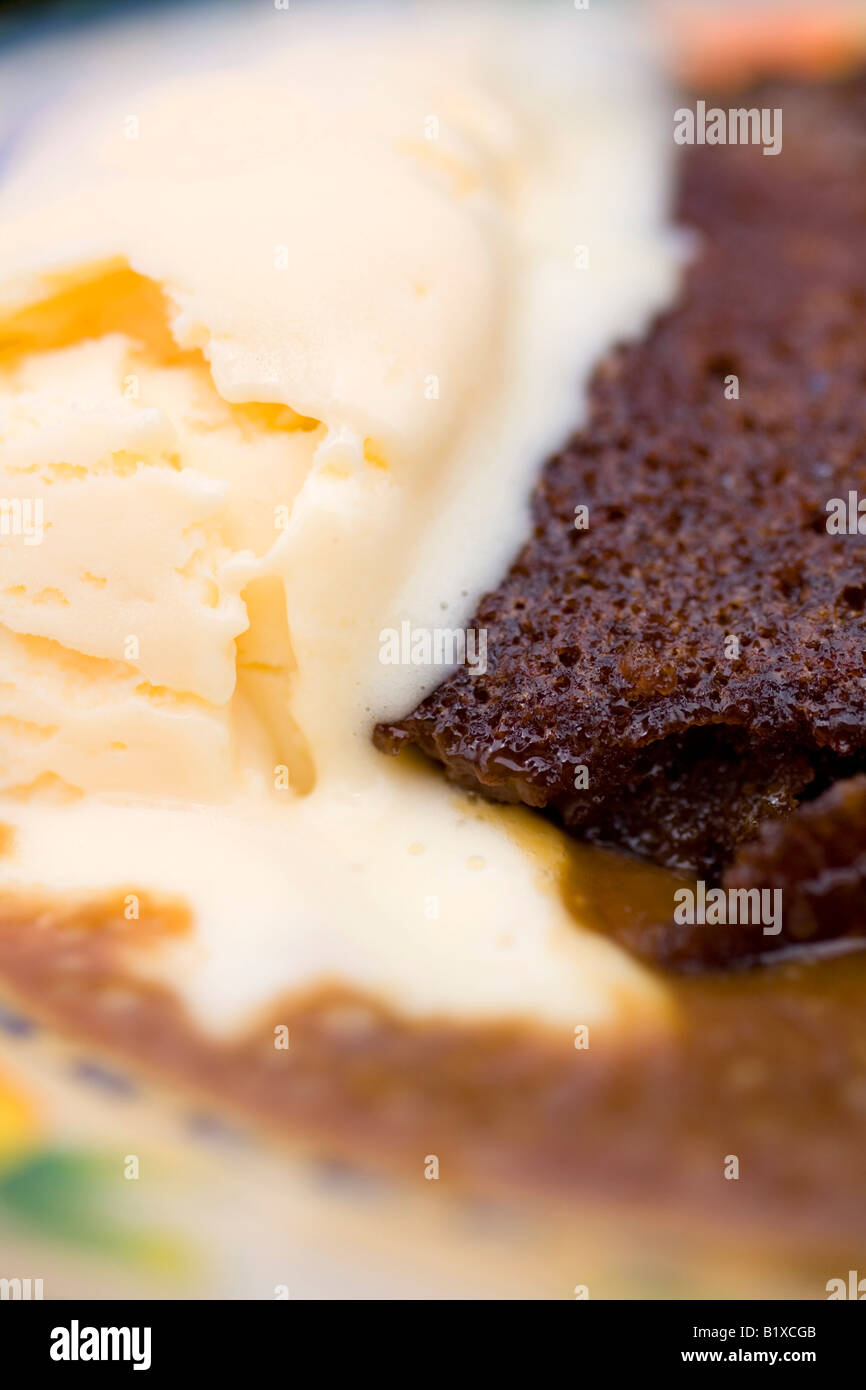 Sticky toffee pudding with ice cream hi-res stock photography and ...