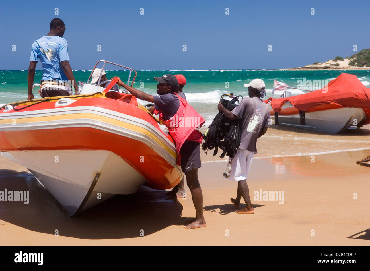 Dive boat crew hi-res stock photography and images - Alamy